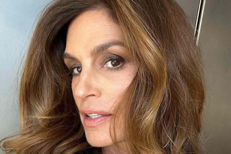 Avoid These 10 Common Makeup Mistakes for Women Over 40 | Dazzlerr